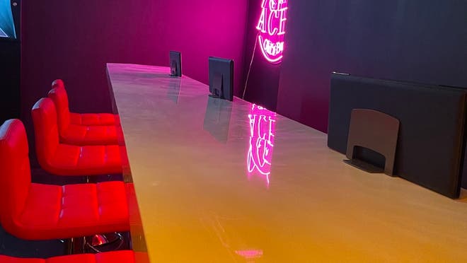 新橋駅(SL広場)から徒歩2分のBarでスペースで撮影・一日店長イベント・配信スタジオ・WiFi/Netflix/ダーツ完備の写真3