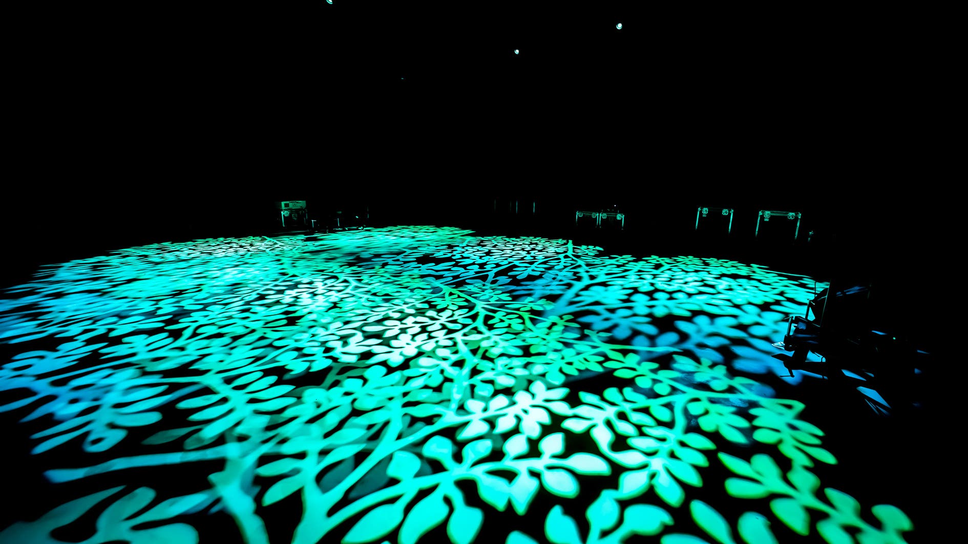 特殊照明ムービングライトで照明演出ができる、撮影レンタルスペースです！の写真8