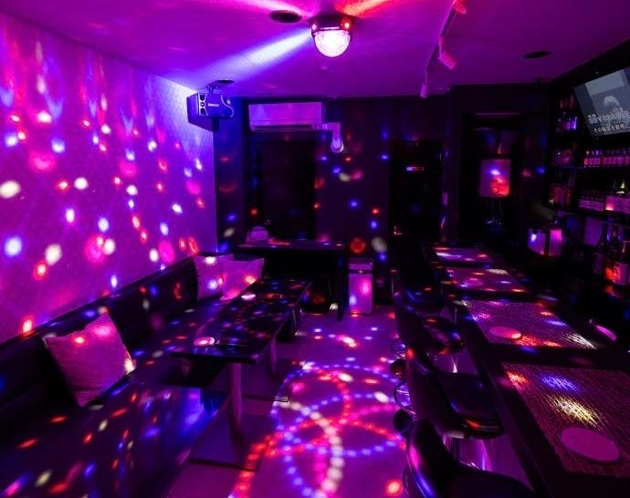 【難波/駅近】超好立地◎バーを目的に作られた内装の貸切空間✨50インチワイドモニター完備📺飲食持ち込みOK！👌の写真9