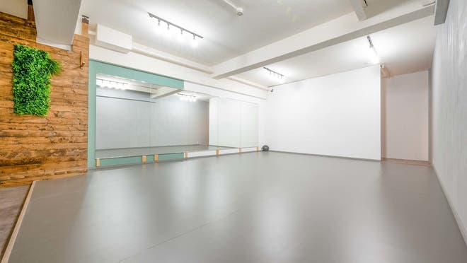 8/27エアコン交換済み《岩本町駅徒歩2分》70㎡広々スタジオ/天井高3m/リノリウム/バレエバー/更衣室ロッカー/地下1フロアの写真1