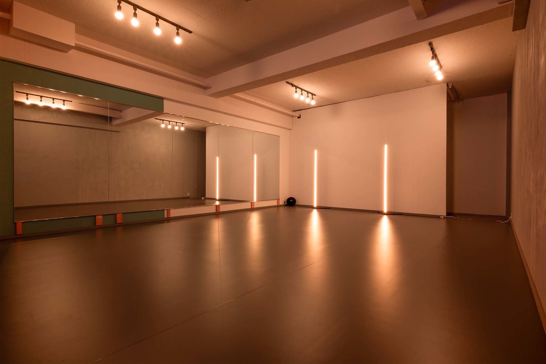 8/27エアコン交換済み《岩本町駅徒歩2分》70㎡広々スタジオ/天井高3m/リノリウム/バレエバー/更衣室ロッカー/地下1フロアの写真13