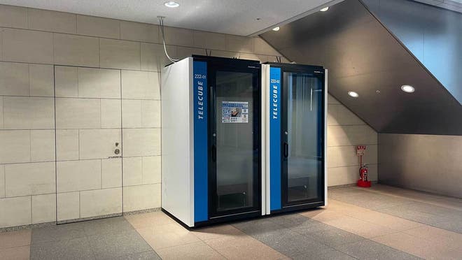 【テレキューブ】品川インターシティの個室型ワークブース(222-02)です。視線と音を遮る、プライベートな集中環境。の写真1