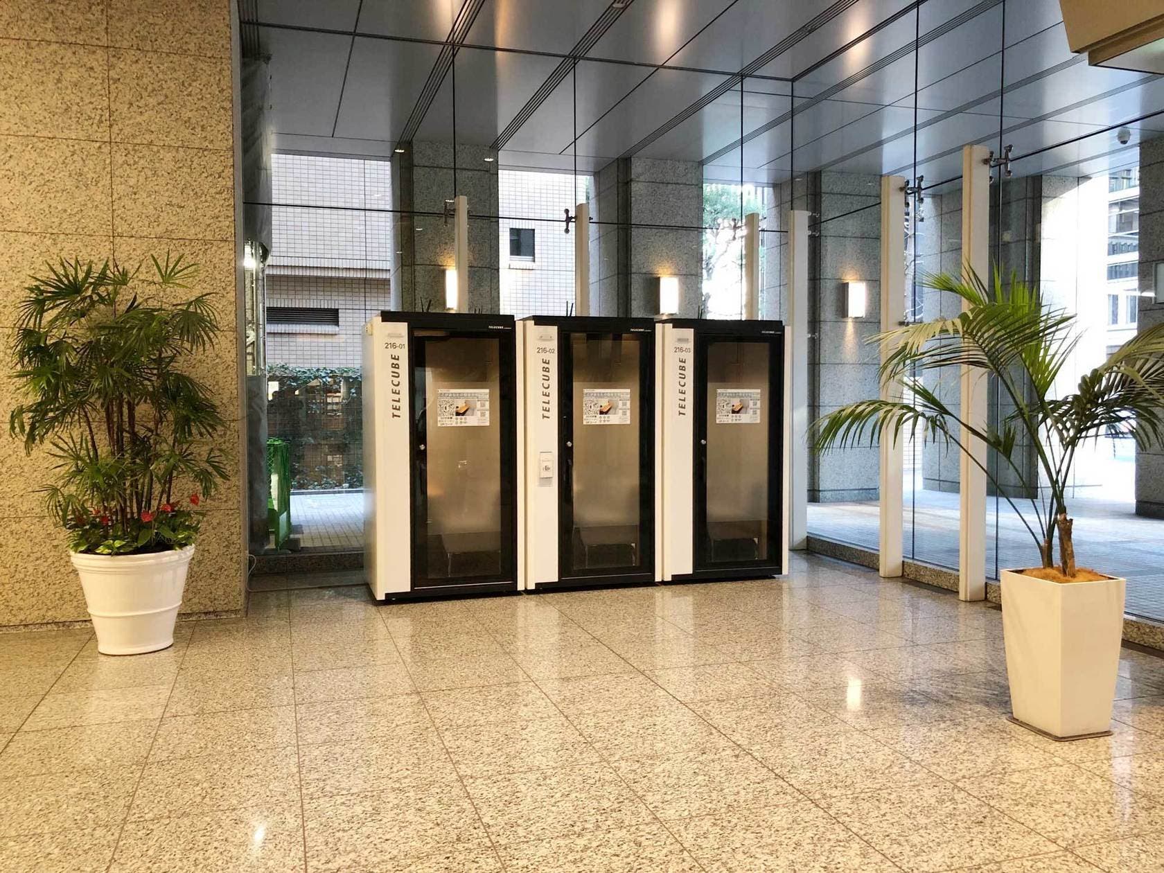 【テレキューブ】新丸の内センタービルの個室型ワークブース（216-01）です。視線と音を遮る、プライベートな集中環境。の写真1