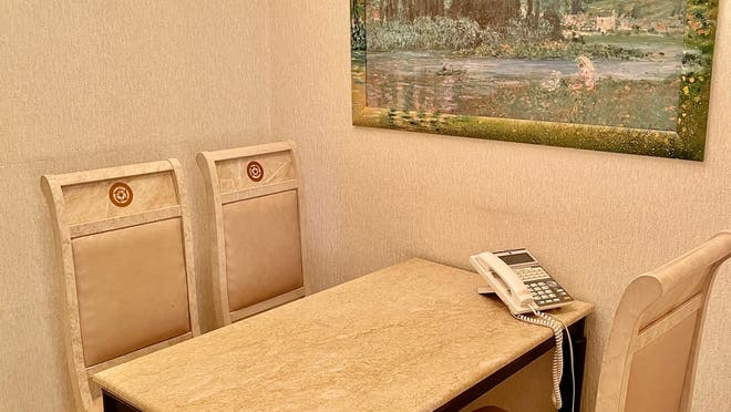 【個室カウンセリング】~平日20%OFF!~ 谷町九丁目駅徒歩1分✨ヨーロピアン基調の落ち着いた店内で自分らしくワークライフ✨の写真1