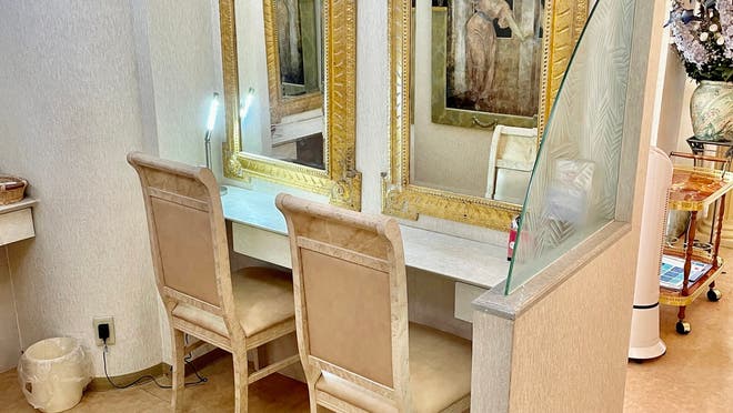 【個室カウンセリング】~平日20%OFF!~ 谷町九丁目駅徒歩1分✨ヨーロピアン基調の落ち着いた店内で自分らしくワークライフ✨の写真5