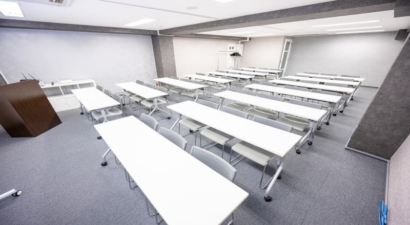 赤坂見附駅前徒歩10秒！会議、セミナ、講習に最適な中会議室（定員42名）貸し会議室【５F】
