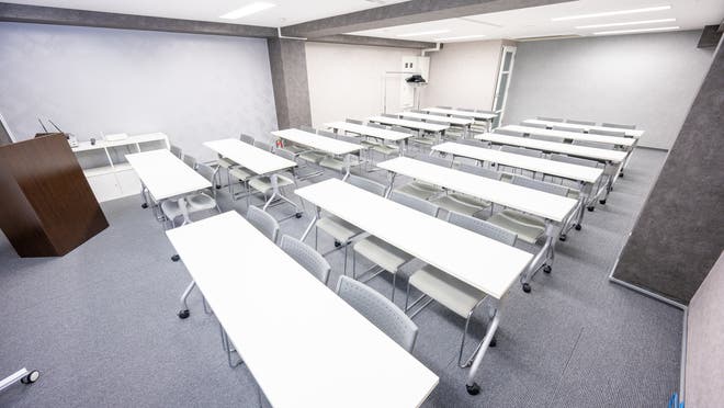 赤坂見附駅前徒歩10秒!会議、セミナ、講習に最適な中会議室(定員42名)貸し会議室【5F】の写真1