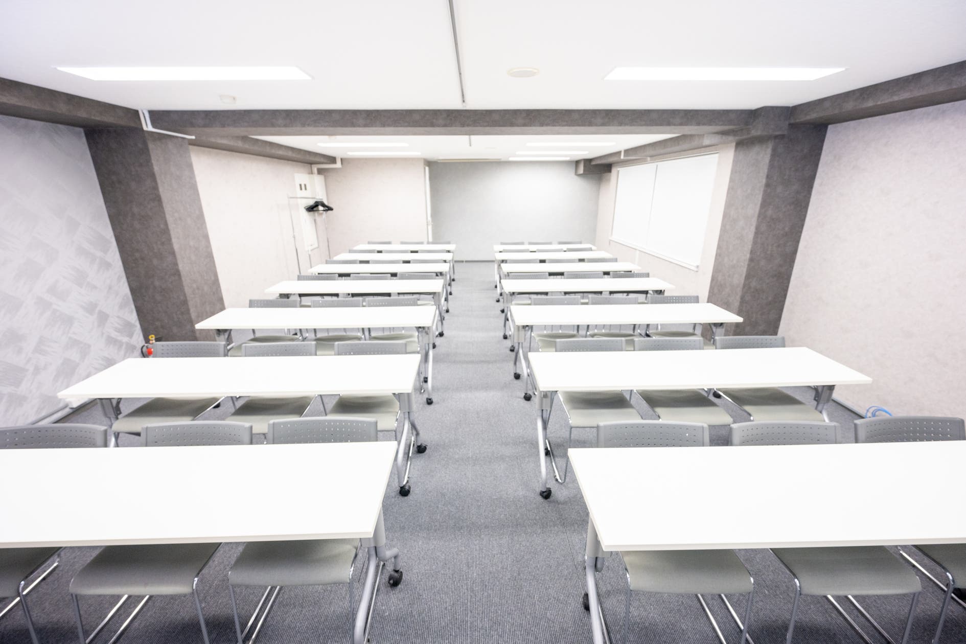 赤坂見附駅前徒歩10秒！会議、セミナ、講習に最適な中会議室（定員42名）貸し会議室【５F】の写真2