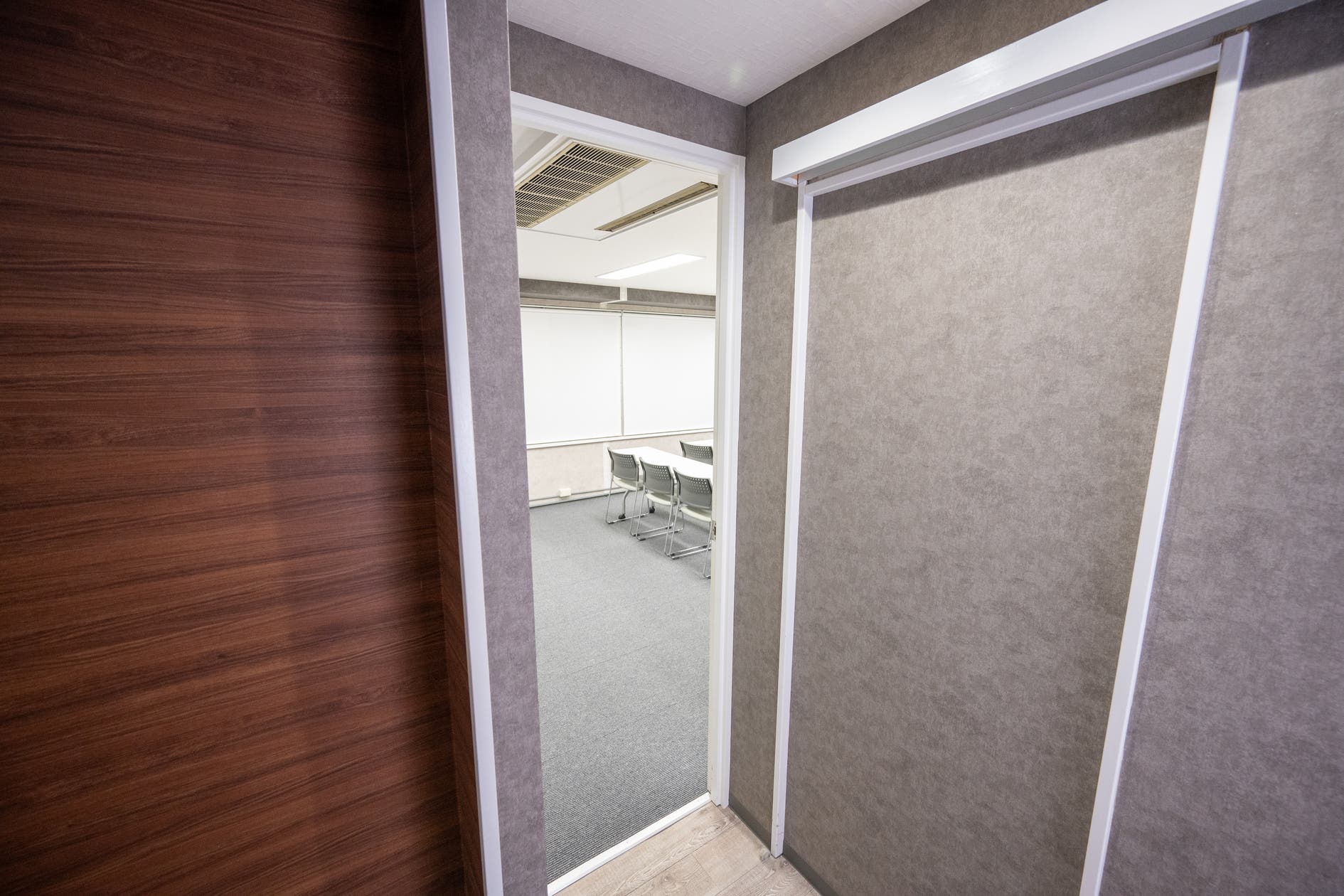 赤坂見附駅前徒歩10秒！会議、セミナ、講習に最適な中会議室（定員42名）貸し会議室【５F】の写真4