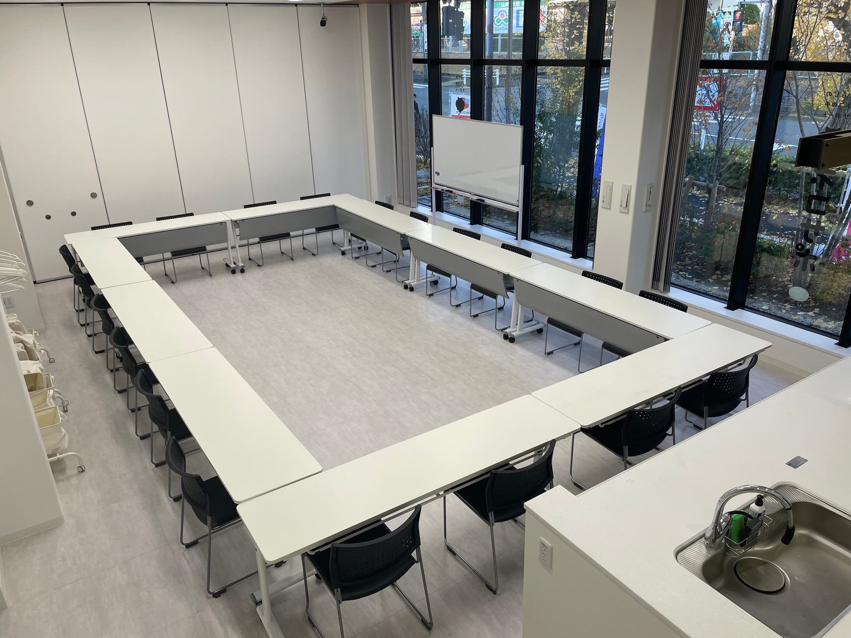 スペース①最大20名収容のキッチン付きレンタルスペース✨パーティー✋ママ会🎈会議⭐大型モニター65㌅📺YouTube視聴可の写真9