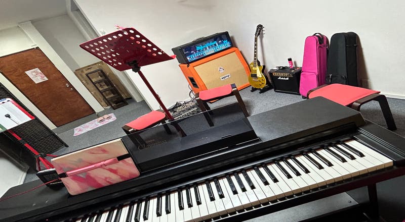 新橋駅徒歩5分、内幸町駅徒歩2分の音楽スタジオ＆フリーレンタルスペースです。