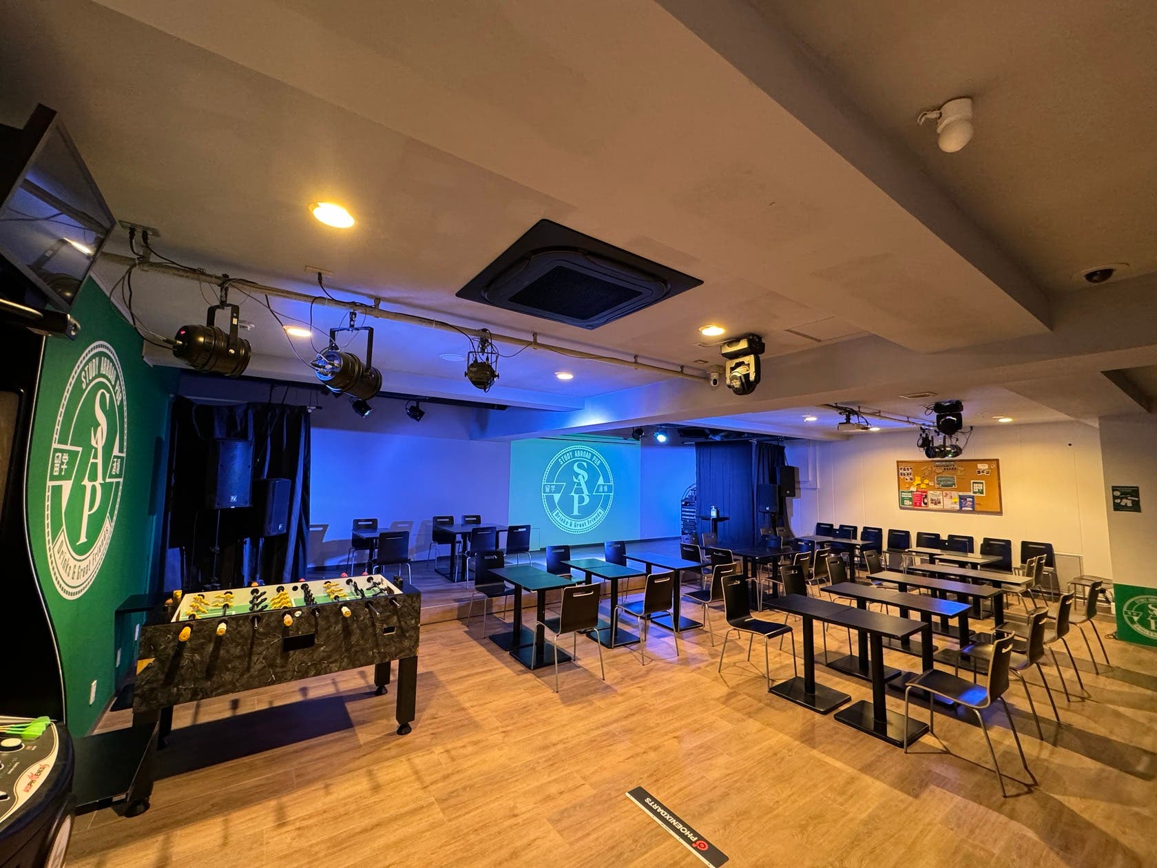 新大久保駅🚶2分/地下スペース/ステージ付/飲食持込OK/プロジェクター大画面/Wifi/ゴミ捨て可の写真1