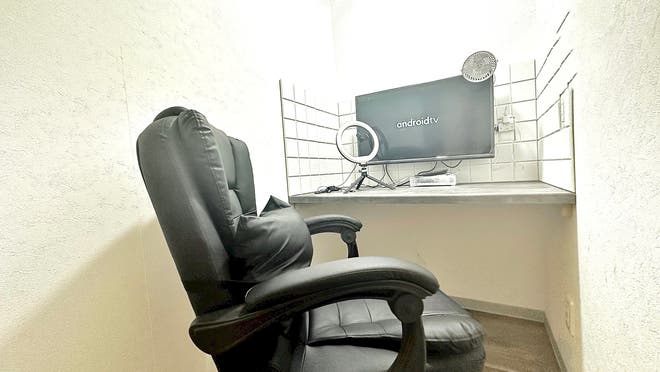 【フォーカスオン心斎橋店②号室】駅近★モニター完備/広々リクライニングチェアー/完全個室/防音仕様/24H/設備&電源充実の写真3