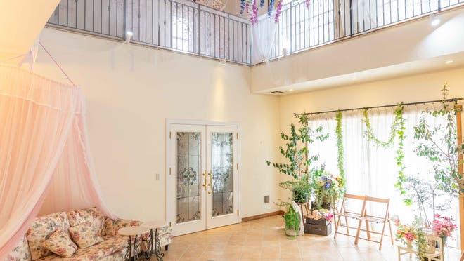 フォトジェニックなフラワーチャペル&吹き抜けダイニングの写真1