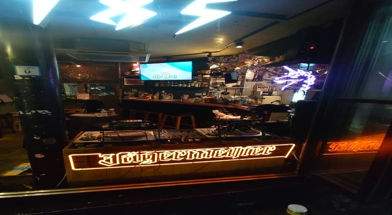 渋谷駅から徒歩6分　開放感抜群の路面店　DJ可能なBAR