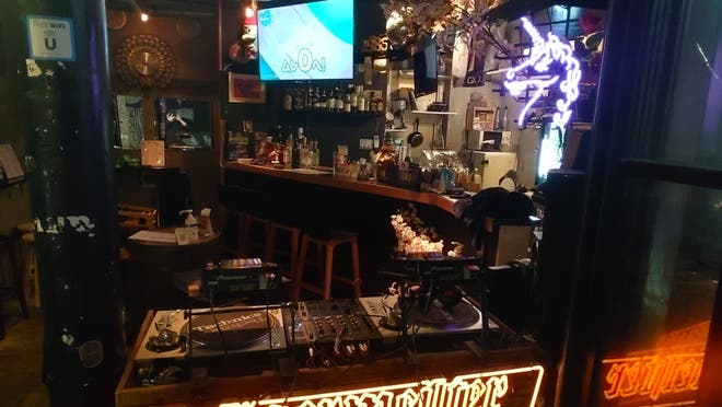 渋谷駅から徒歩6分 開放感抜群の路面店 DJ可能なBARの写真1