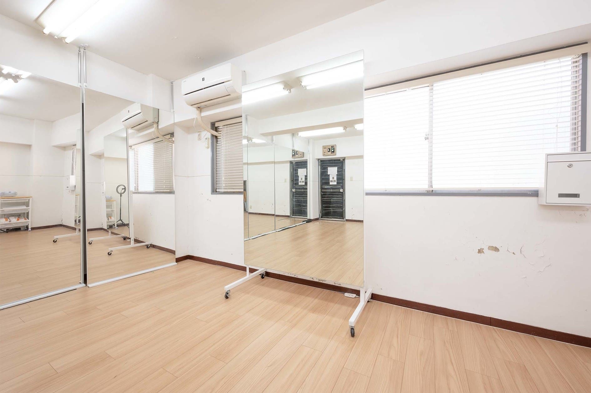 【広々28㎡】【池袋駅/大塚駅】 ダンス/演劇【特大鏡: 幅 約4.5m】ネット高速光回線、レンタルスタジオSunny池袋3号店の写真5