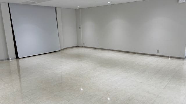 トヨタカローラ愛媛 中央通店 2F 展示スペースの写真1