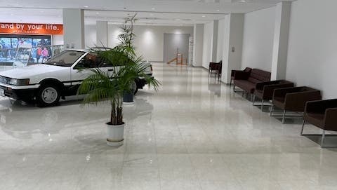 トヨタカローラ愛媛 中央通店 2F 展示スペースの写真3