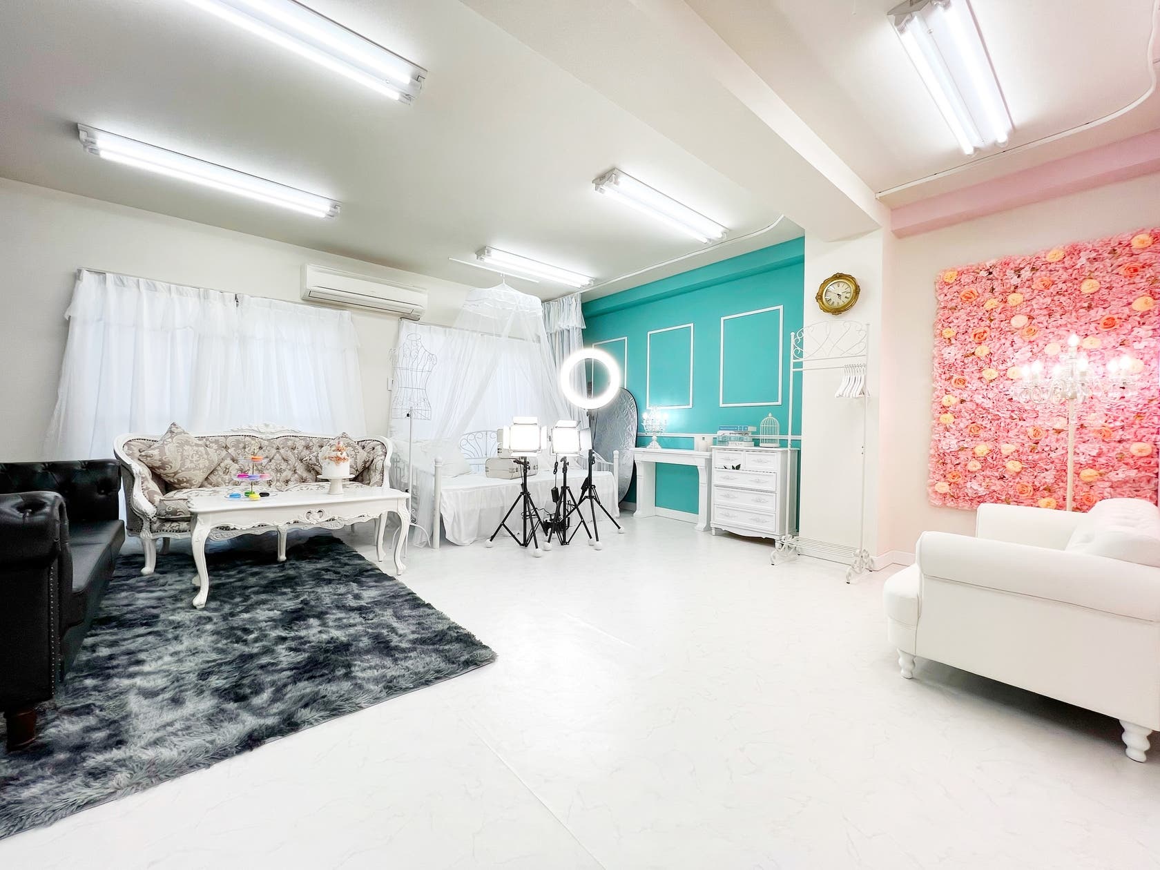 可愛いをお安く💓高田馬場駅５分🌟姫系撮影が５面背景（天蓋ベット｜シック｜花壁｜パステル壁｜白壁・白家具）撮影機材無料！の写真1