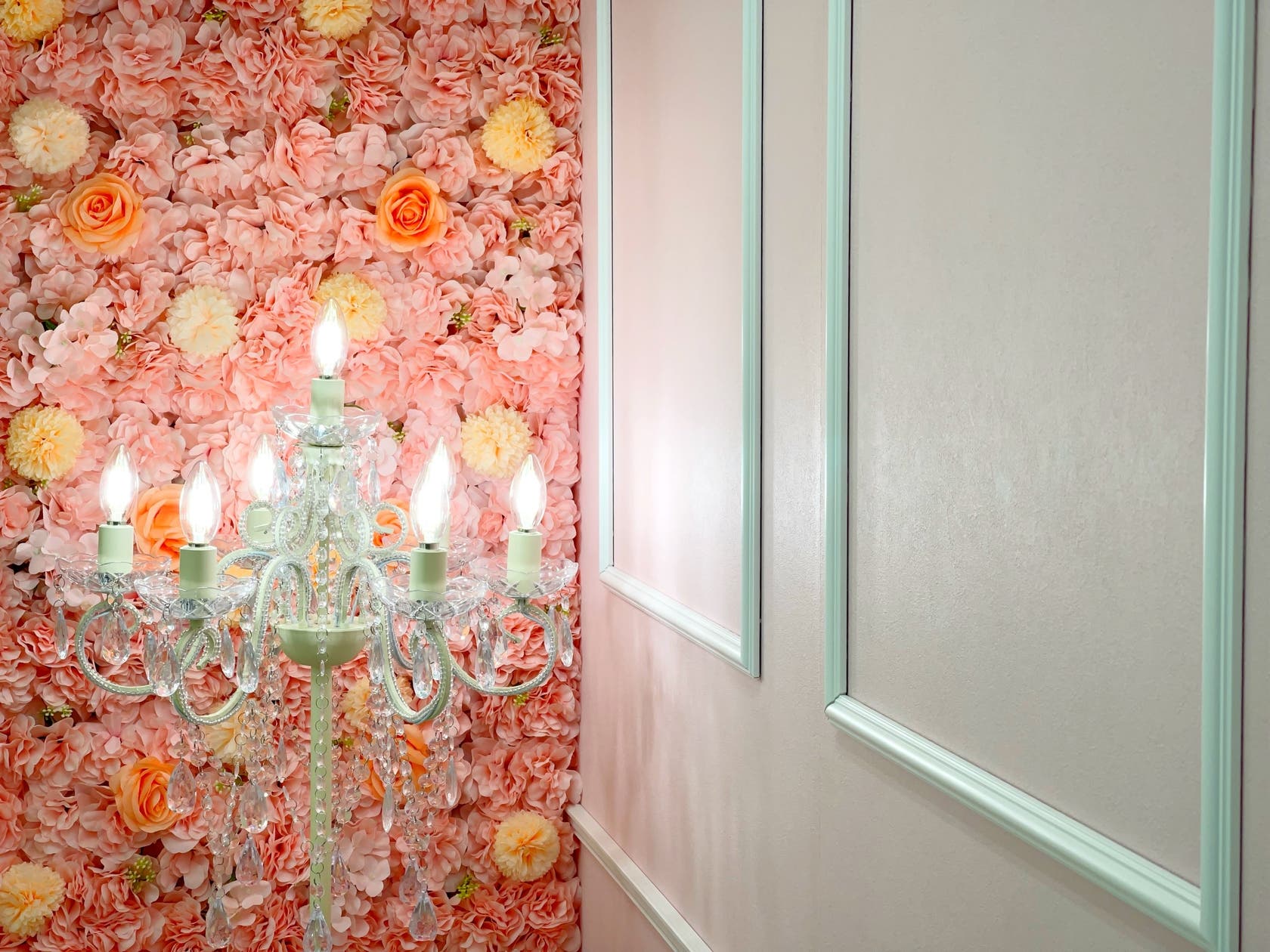 可愛いをお安く💓高田馬場駅５分🌟姫系撮影が５面背景（天蓋ベット｜シック｜花壁｜パステル壁｜白壁・白家具）撮影機材無料！の写真3