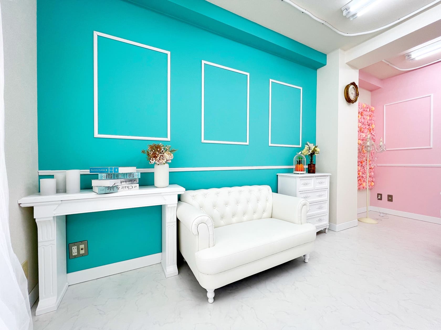 可愛いをお安く💓高田馬場駅５分🌟姫系撮影が５面背景（天蓋ベット｜シック｜花壁｜パステル壁｜白壁・白家具）撮影機材無料！の写真5