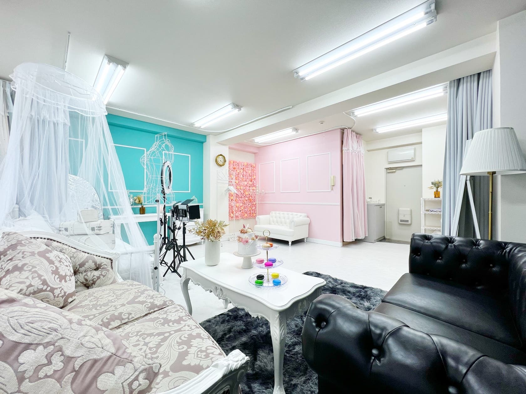 可愛いをお安く💓高田馬場駅５分🌟姫系撮影が５面背景（天蓋ベット｜シック｜花壁｜パステル壁｜白壁・白家具）撮影機材無料！の写真9