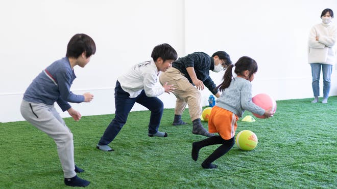 越谷市七左町の交差点の全面人工芝スタジオの写真1