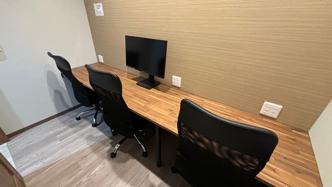 【蒲田駅徒歩1分】1時間1,100円!モニター付き3名まで利用可能な完全個室(ブース1)の写真1