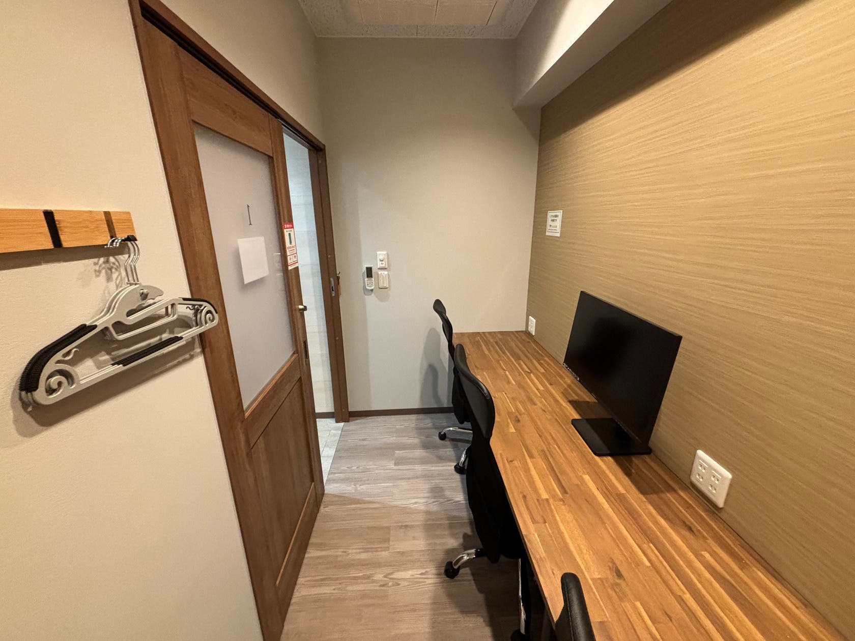 【蒲田駅徒歩1分】1時間1,100円！モニター付き3名まで利用可能な完全個室（ブース1）の写真5