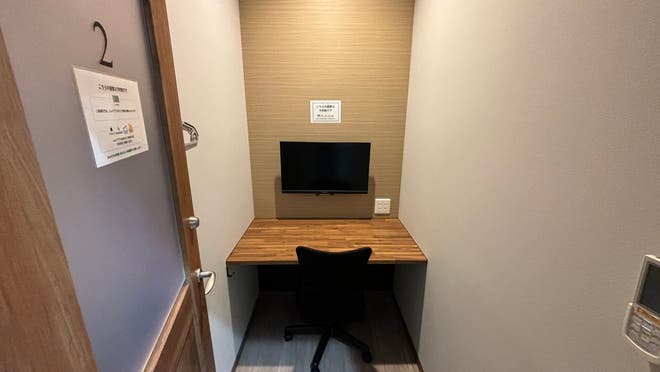 【蒲田駅徒歩1分】1時間660円!モニター付き1名用完全個室(ブース2)の写真1