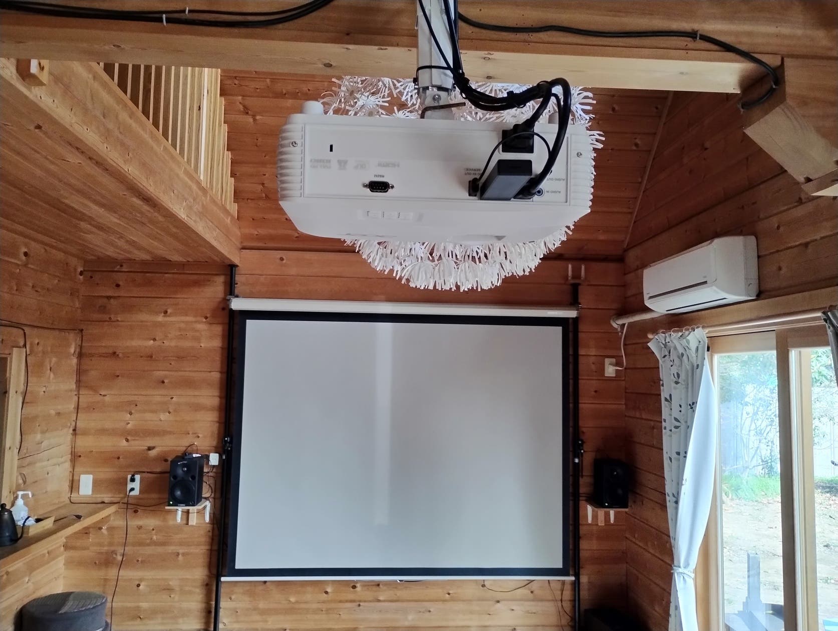 プライベートに使えるログハウスと庭の写真7