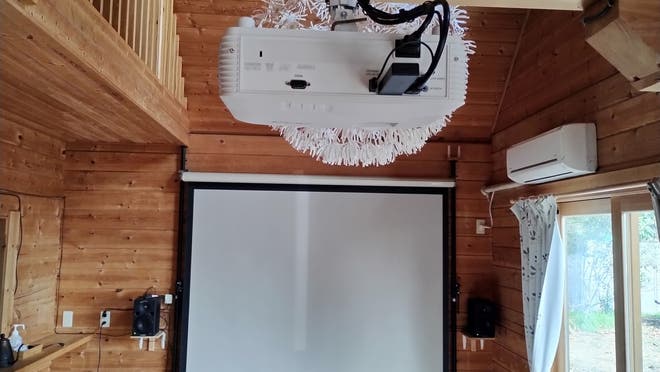 プライベートに使えるログハウスと庭の写真7