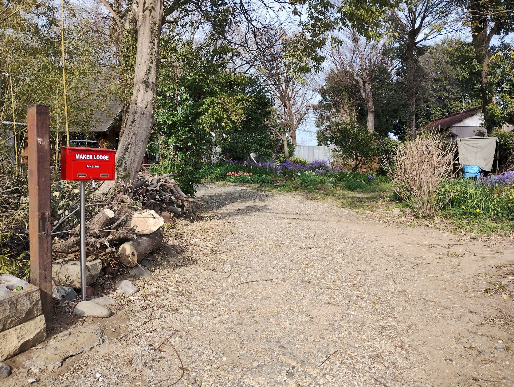 プライベートに使えるログハウスと庭の写真4