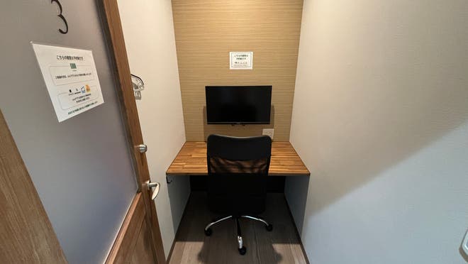 【蒲田駅徒歩1分】1時間660円!モニター付き1名用完全個室(ブース3)の写真1