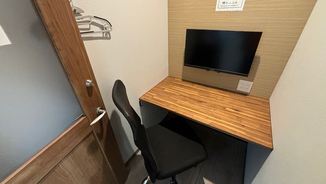 【蒲田駅徒歩1分】1時間660円!モニター付き1名用完全個室(ブース3)の写真2