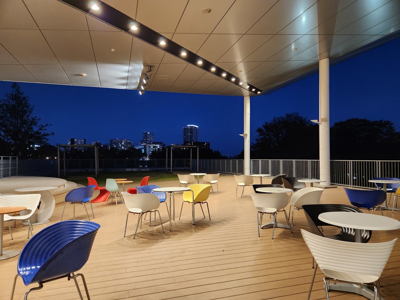 国際センター駅舎2F CAFÉ併設イベントスペース『青葉の風テラス』　　の写真11