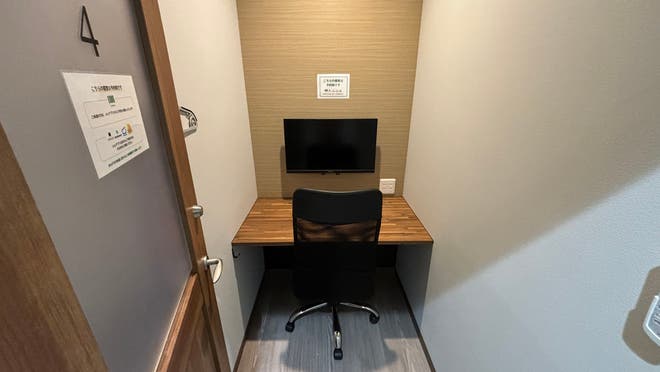 【蒲田駅徒歩1分】1時間660円!モニター付き1名用完全個室(ブース4)の写真1
