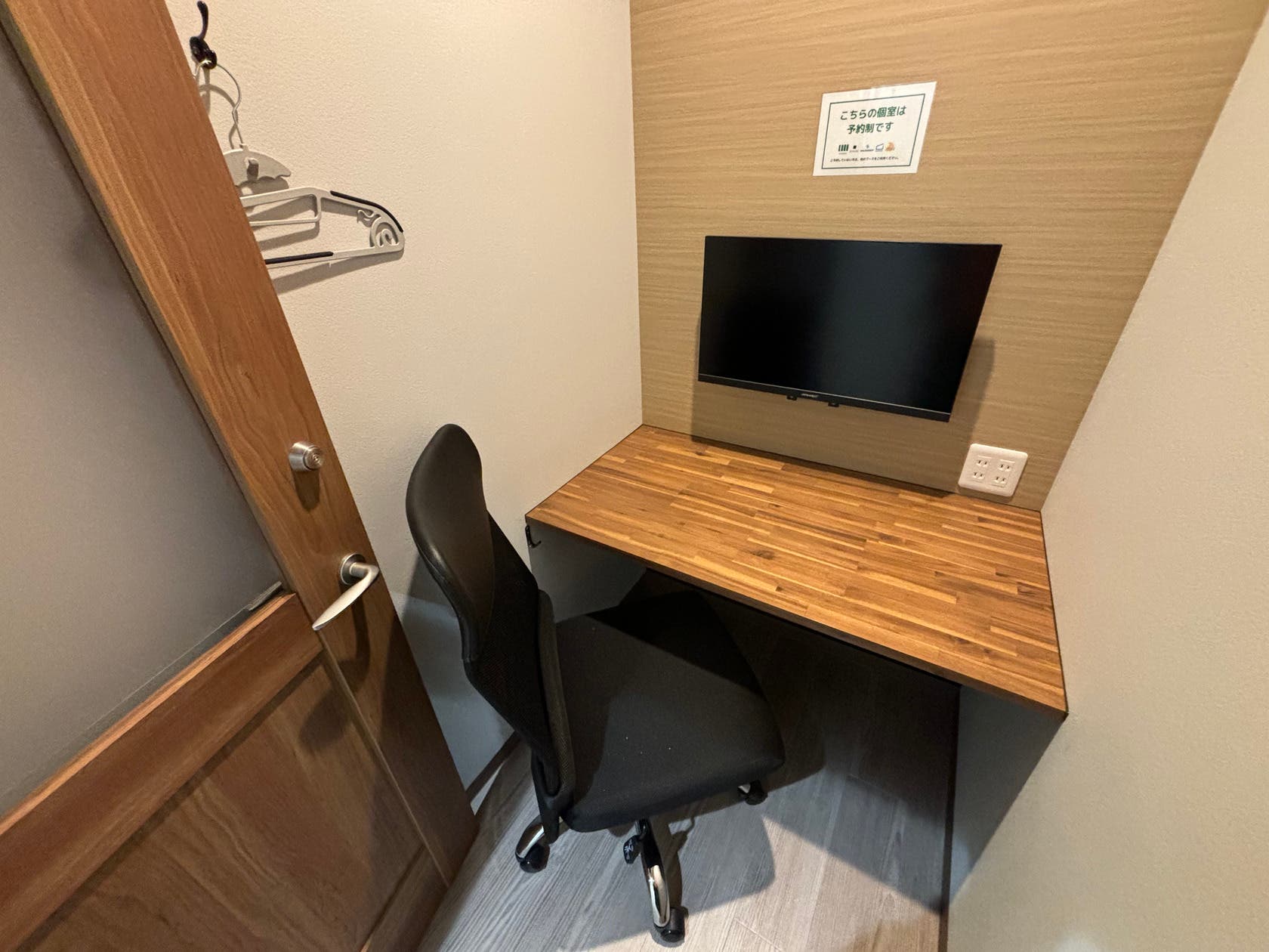 【蒲田駅徒歩1分】1時間660円！モニター付き1名用完全個室（ブース4）の写真2