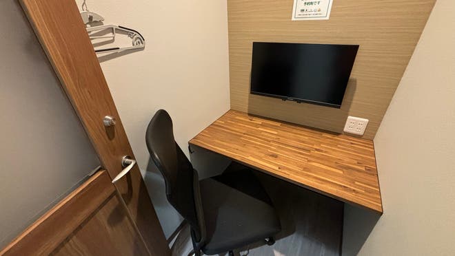 【蒲田駅徒歩1分】1時間660円!モニター付き1名用完全個室(ブース4)の写真2