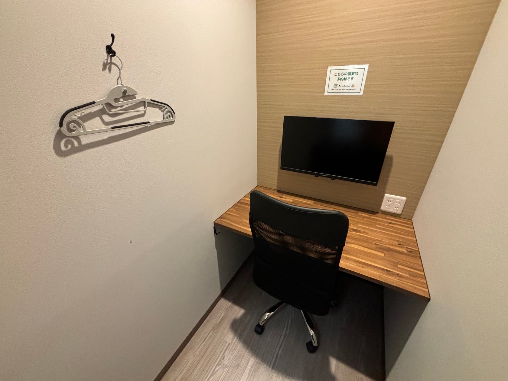【蒲田駅徒歩1分】1時間660円！モニター付き1名用完全個室（ブース4）の写真3