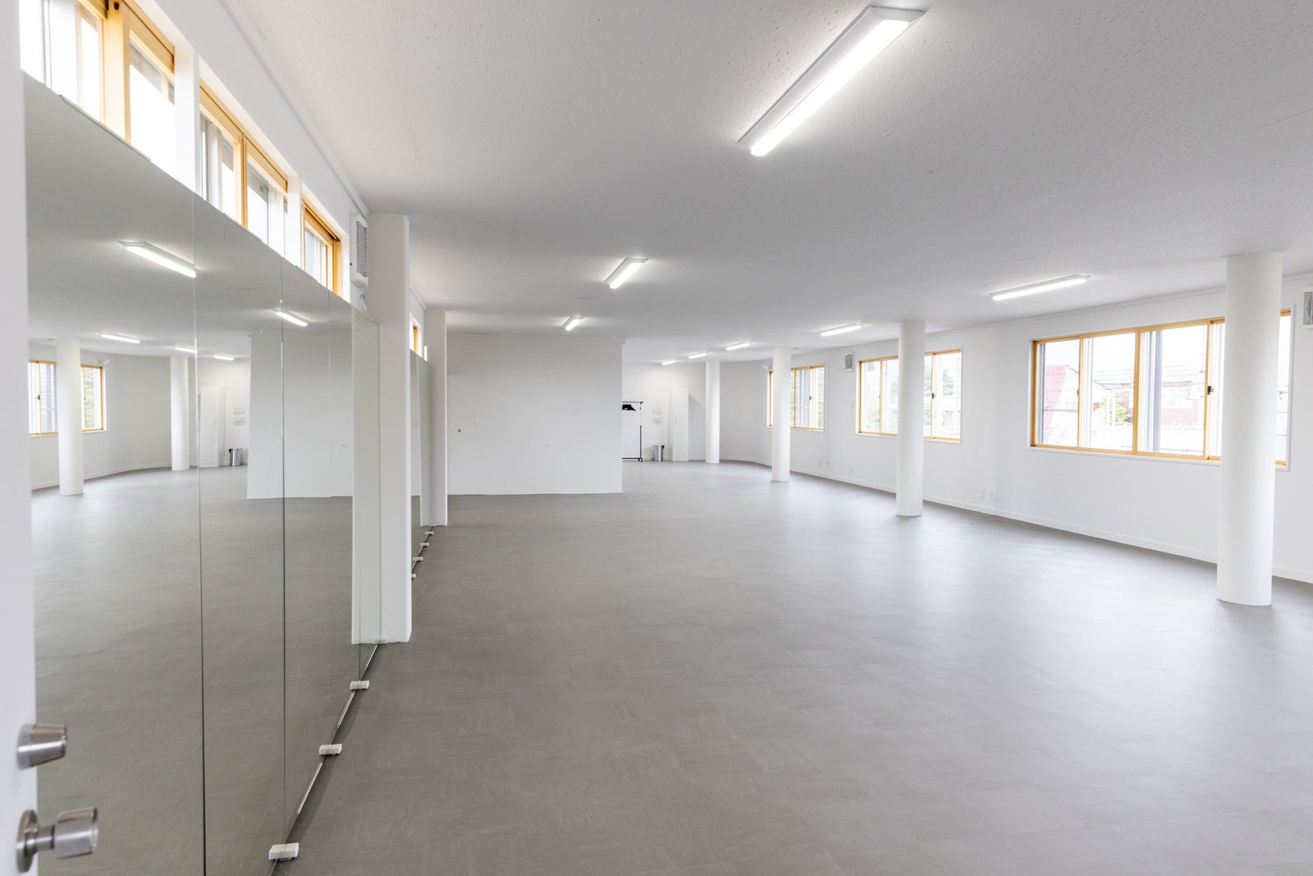 無料Wi-Fi📶BOSEステレオ♪連続壁面ミラー💖綺麗なトイレ✨大型扇風機 完備！の写真5