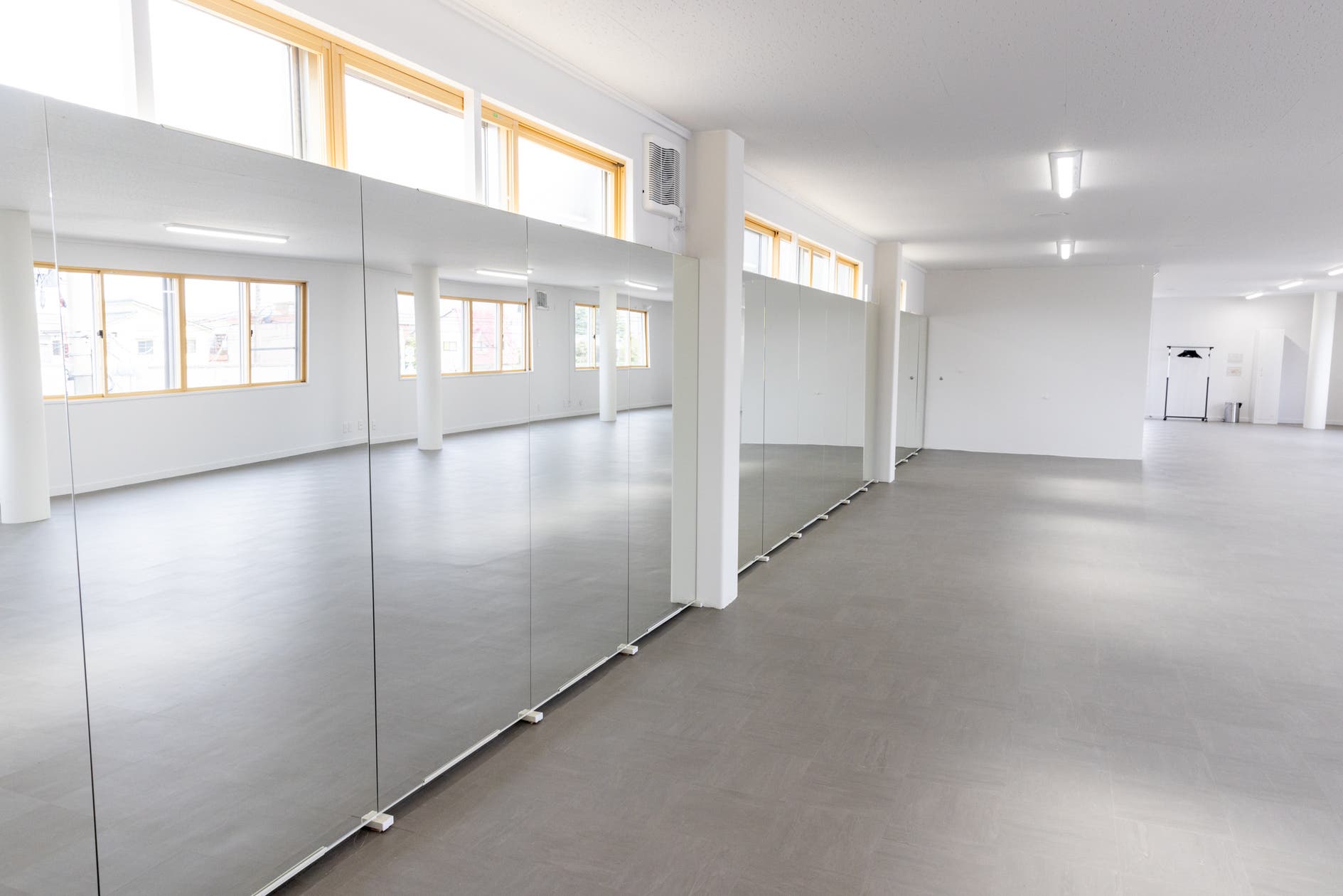 無料Wi-Fi📶BOSEステレオ♪連続壁面ミラー💖綺麗なトイレ✨大型扇風機 完備！の写真6