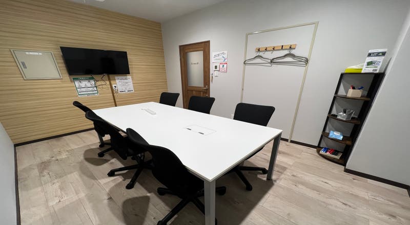 【赤羽駅徒歩1分◎】駅近！モニター・フリードリンク付き6名会議室（RoomE）※予約時間前は入室不可