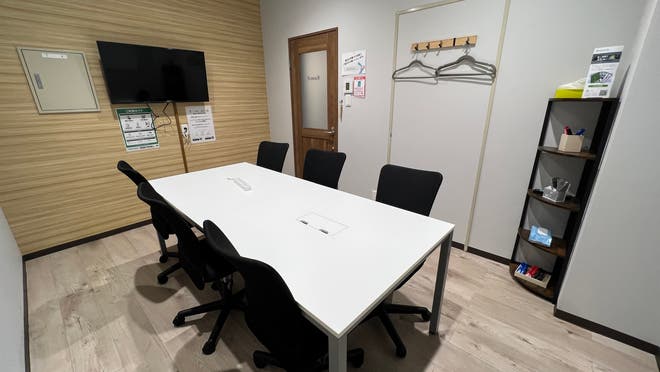 【赤羽駅徒歩1分◎】駅近!モニター・フリードリンク付き6名会議室(RoomE)※予約時間前は入室不可の写真1