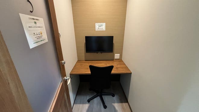 【蒲田駅徒歩1分】1時間660円!モニター付き1名用完全個室(ブース5)の写真1