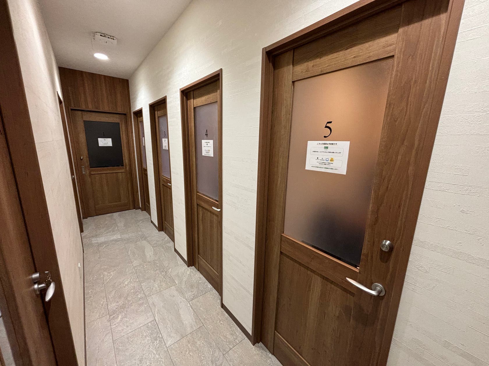 【蒲田駅徒歩1分】1時間660円！モニター付き1名用完全個室（ブース5）の写真8