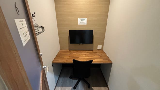 【蒲田駅徒歩1分】1時間660円!モニター付き1名用完全個室(ブース6)の写真1