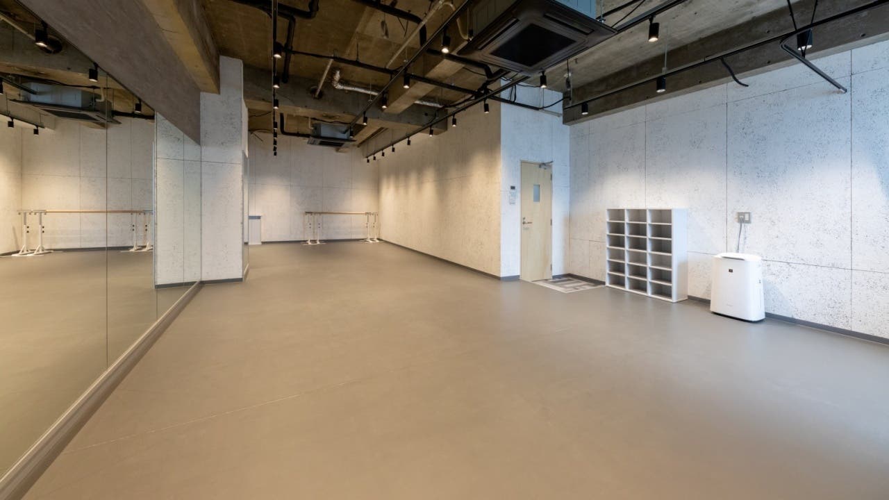 【スタジオ１】青葉台駅4分／広さ60.2㎡、鏡幅10.6mの大型レンタルスタジオ／バレエ用リノリウム床／各種教室利用におすすめの写真2