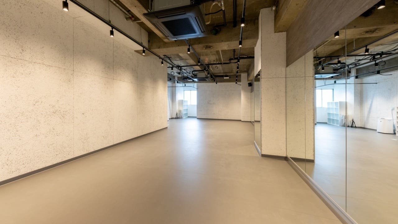 【スタジオ１】青葉台駅4分／広さ60.2㎡、鏡幅10.6mの大型レンタルスタジオ／バレエ用リノリウム床／各種教室利用におすすめの写真3